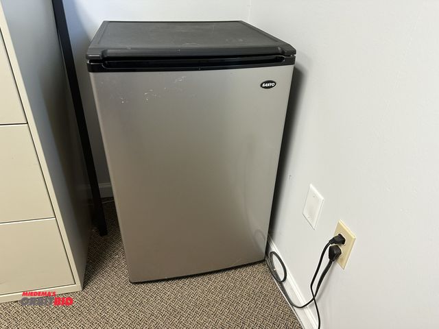 Orbitbid.com - Lot 1-476 - (1) Sanyo, model SR-4911M, mini refrigerator ...