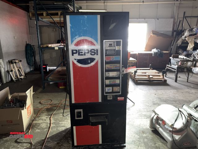Orbitbid.com - Lot 1-4952 - Dixie Narco model 240/138-5 Pepsi vending ...