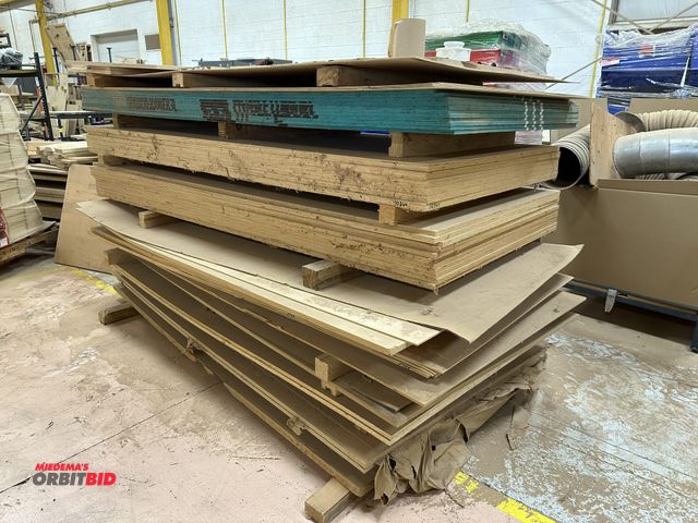 Orbitbid.com - Lot 1-16847 - Lot of assorted lumber, includes approx ...