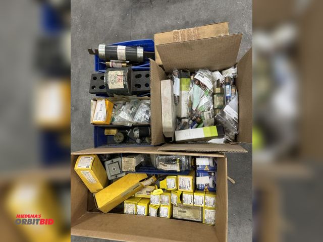 Orbitbid.com - Lot 1-2774 - Large lot of assorted bus fuses, plug ends ...