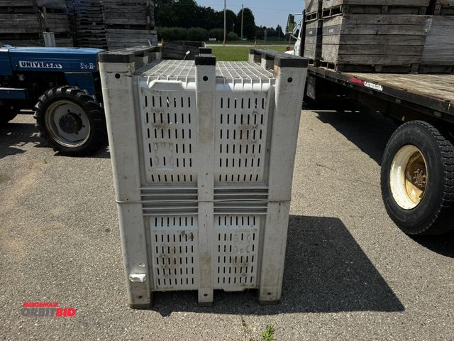 Orbitbid.com - Lot 1-6815 - Lot of (100) MacX poly apple crates, each ...