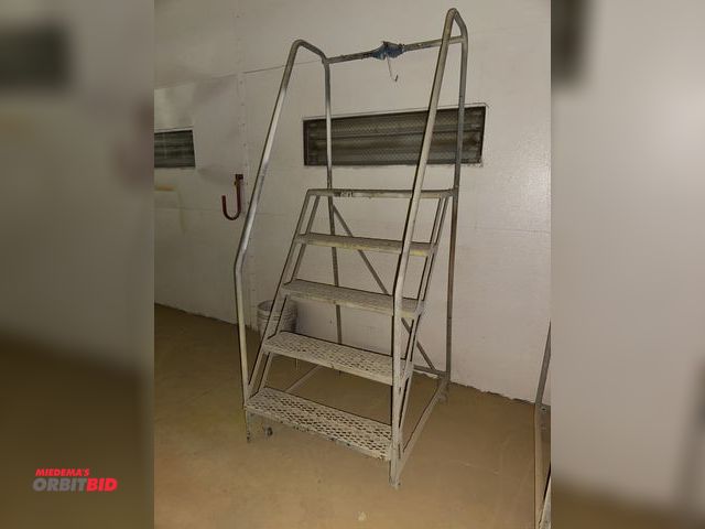 Orbitbid.com - Lot 1-15476 - (1) 5-step rolling safety ladder, paint ...