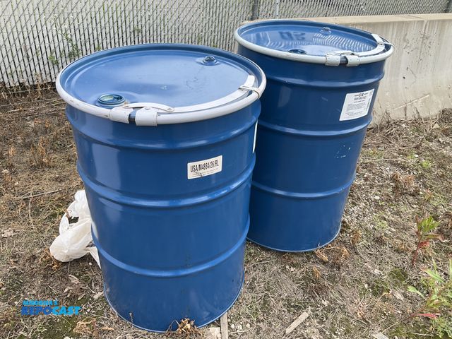 Repocast.com - Lot 2-26723 - 2 55 gallon blue steel barrels with 2 ...