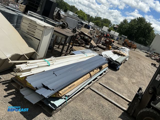 Repocast.com - Lot 2-10333 - LARGE LOT OF VINYL SIDING VARIOUS COLORS ...