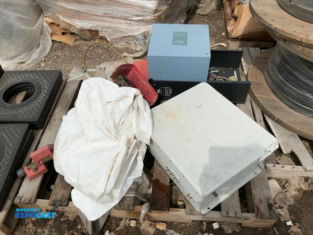 Repocast.com - Lot 2-26574 - Skid lot of misc. items including white ...