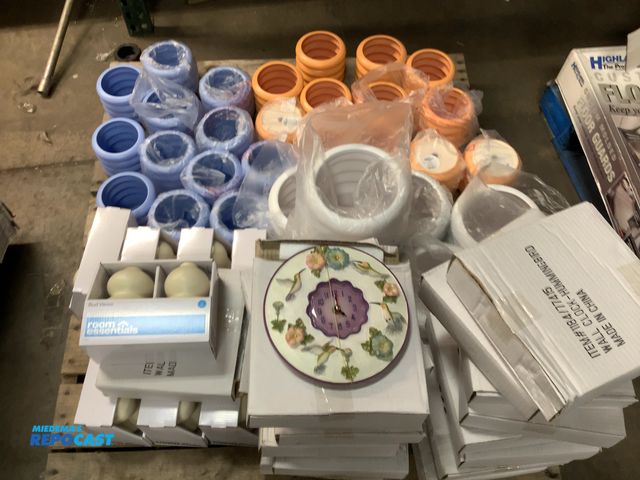 Repocast.com - Lot 2-26217 - 30 pots, 16 vases, 16 humming bird clocks