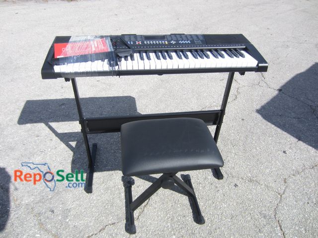 Reposell.com - Lot 31-9439 - BCP 61-Key Electronic Keyboard With ...