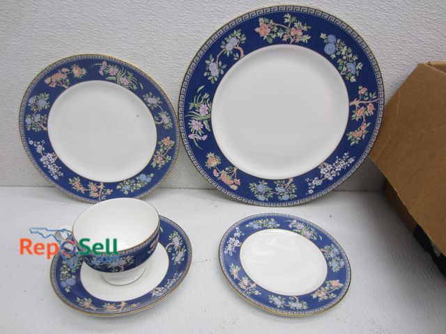 Reposell.com - Lot 31-8603 - Wedgewood China - Bone China, Approx (40 ...