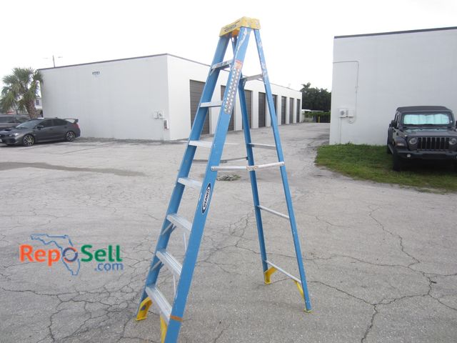 Reposell.com - Lot 31-5012 - 8' Werner Fiberglass A-Frame Ladder