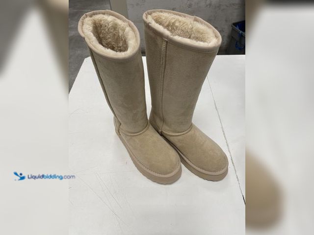 LiquidBidding - Lot 49-5450423 - WOMANS BOOTS SIZE 8 SUEDE AND FUZZY ...