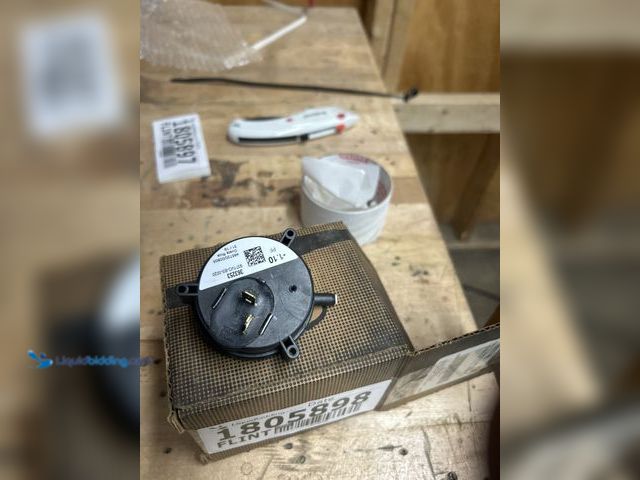 LiquidBidding - Lot 49-1805897 - source 1 valve base 7/8 inch