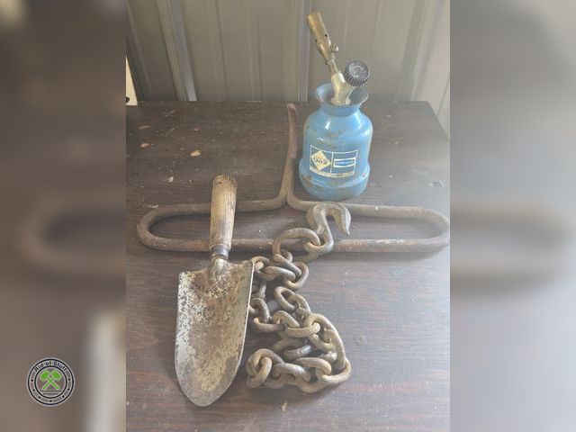 Ridofstuff.com - Lot 53-1264 - Heavy duty chain with Hooks, Hand Shovel ...