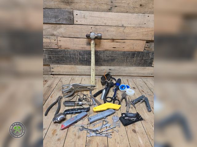 Ridofstuff.com - Lot 53-9362 - 1 Lot of Misc Hand Tools, hammer, scissors, knives, wrenches and ...