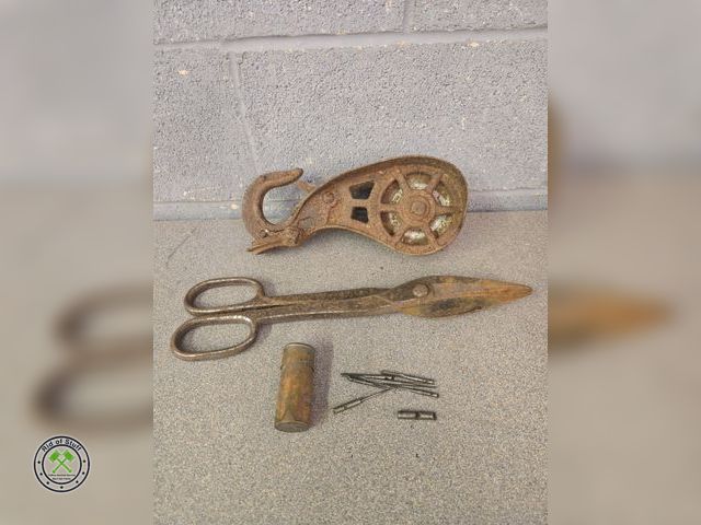 Ridofstuff.com - Lot 53-9882 - Lot of Old Metal Antique Tools - Barn ...