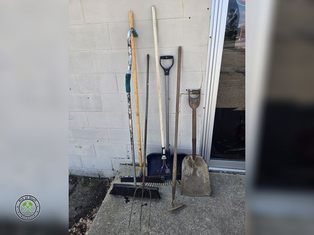 Ridofstuff.com - Lot 53-9378 - Lot of Yard Garden Hand Tools - Includes ...