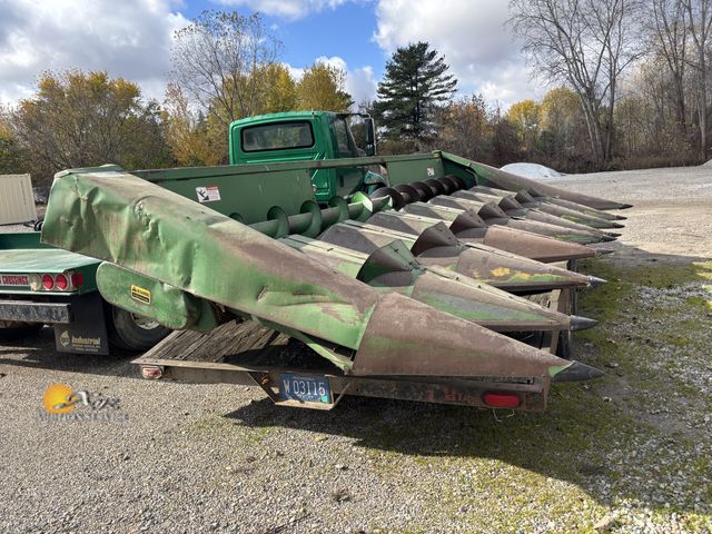Xyz Auction Service - Lot 83-1033 - 843 John Deere 8 Row Corn Head